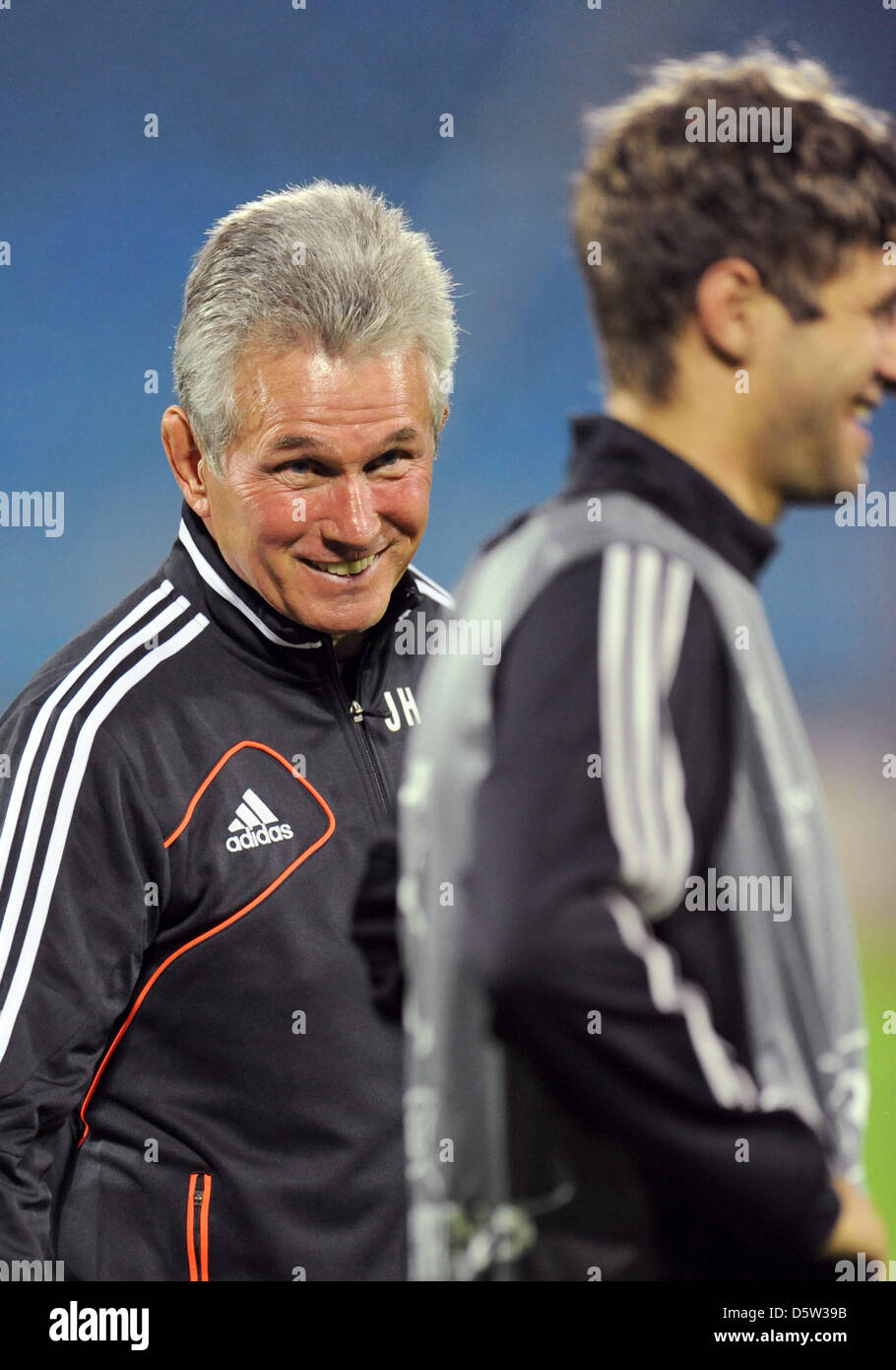 Coach talk to player hi-res stock photography and images - Alamy