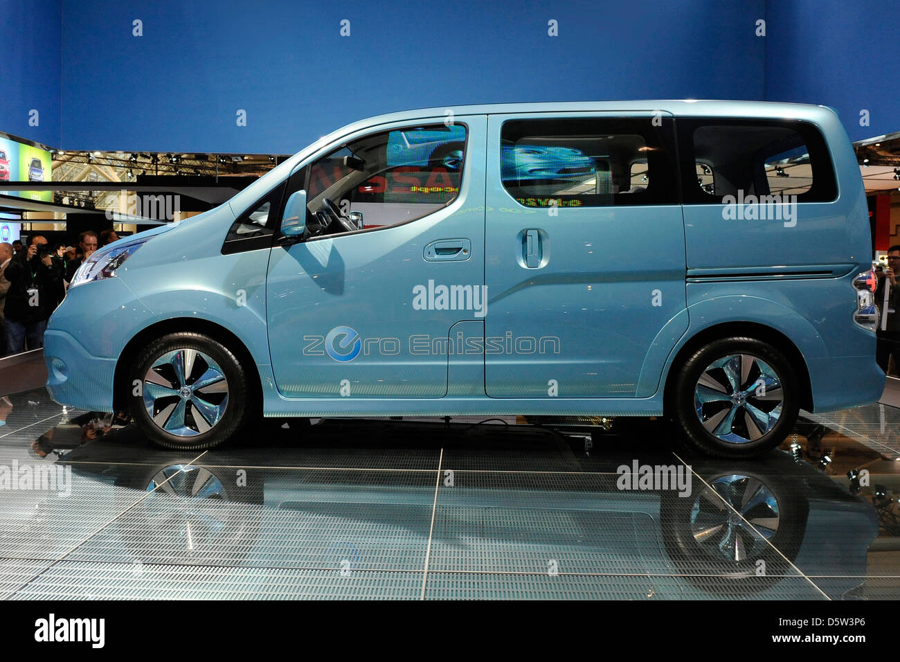 Nissan e-NV200 Concept Van Canadian International Autoshow media ...