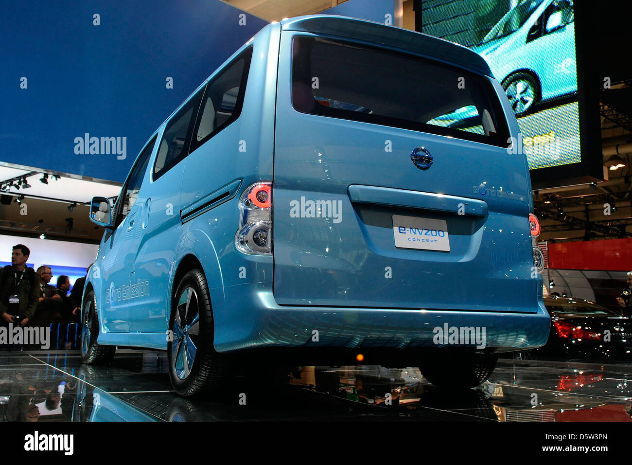 Nissan e-NV200 Concept Van Canadian International Autoshow media ...
