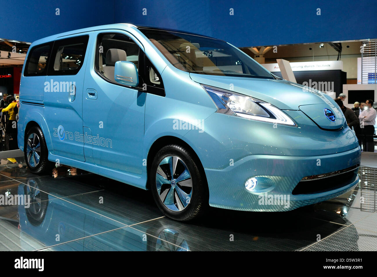 Nissan e-NV200 Concept Van Canadian International Autoshow media ...
