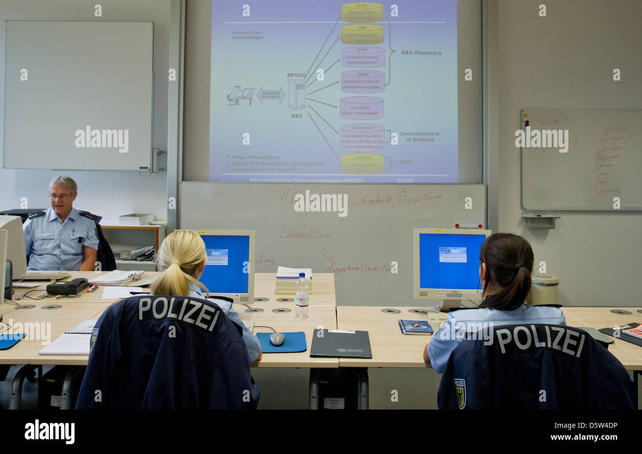 Police officer training class hi-res stock photography and images - Alamy