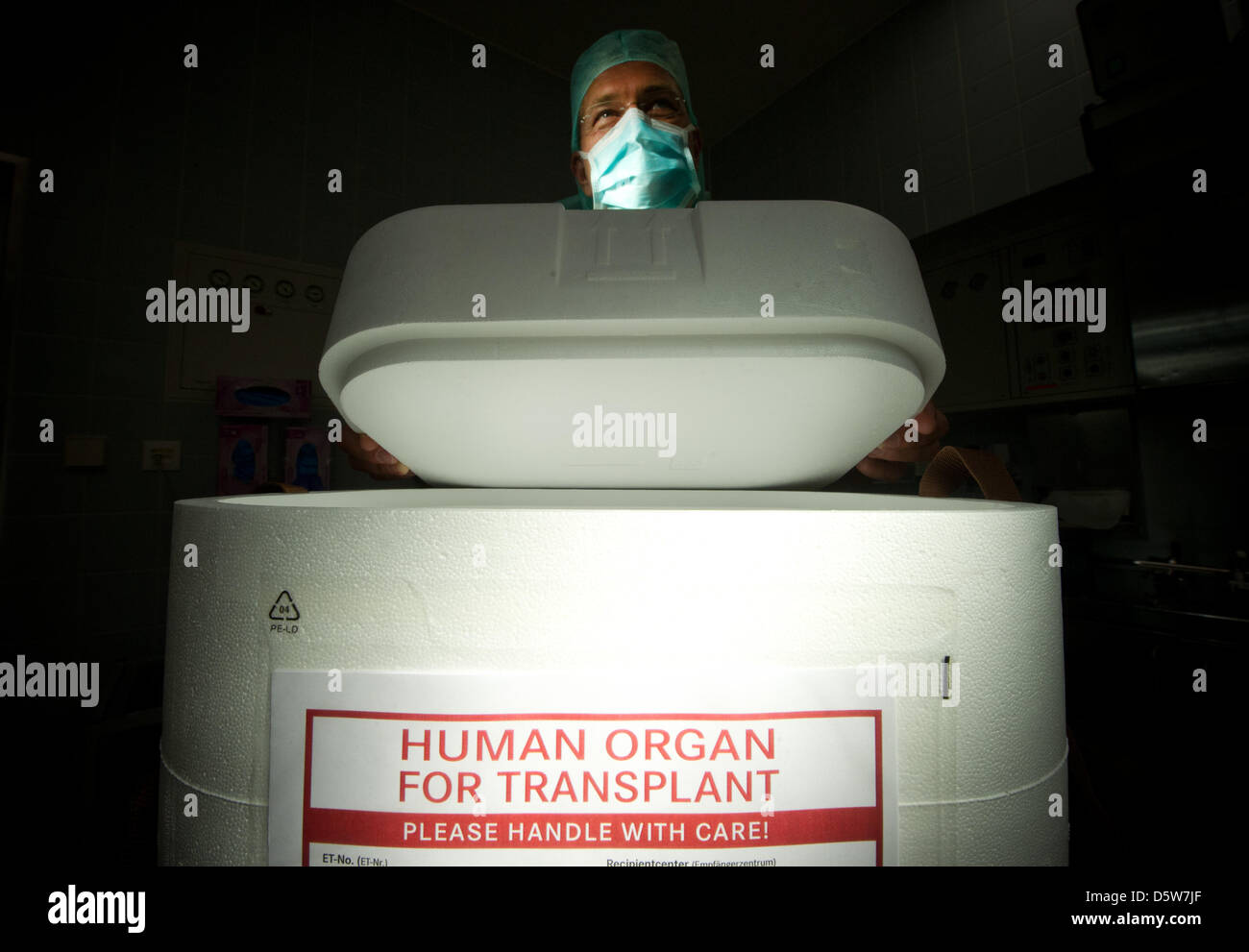Styrofoam container transport donated organs hi-res stock photography ...
