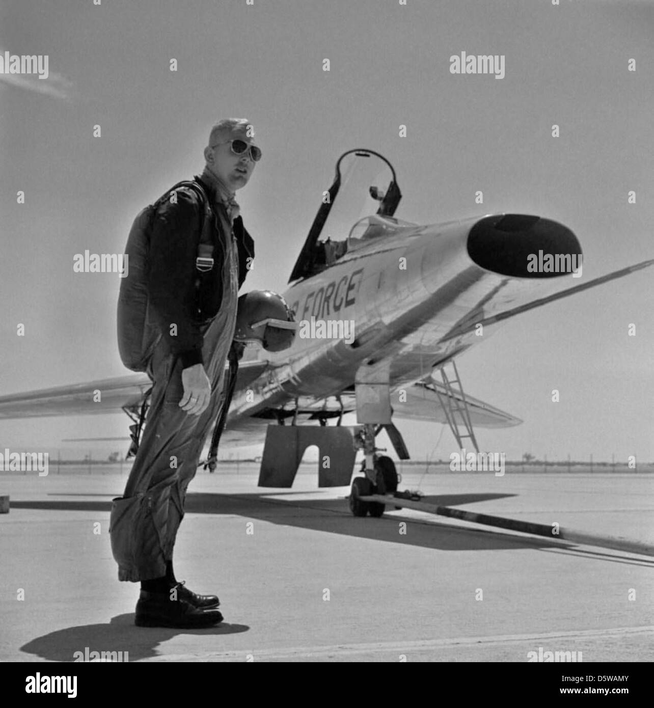 F 100 pilot hi-res stock photography and images - Alamy
