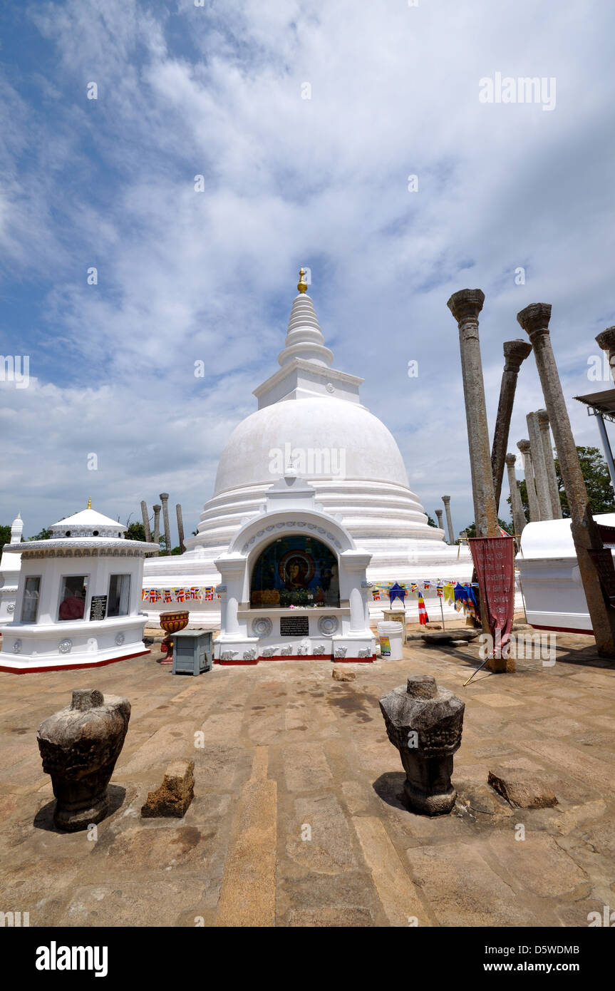 Thuparama dagoba anuradhapura sri hi-res stock photography and images ...