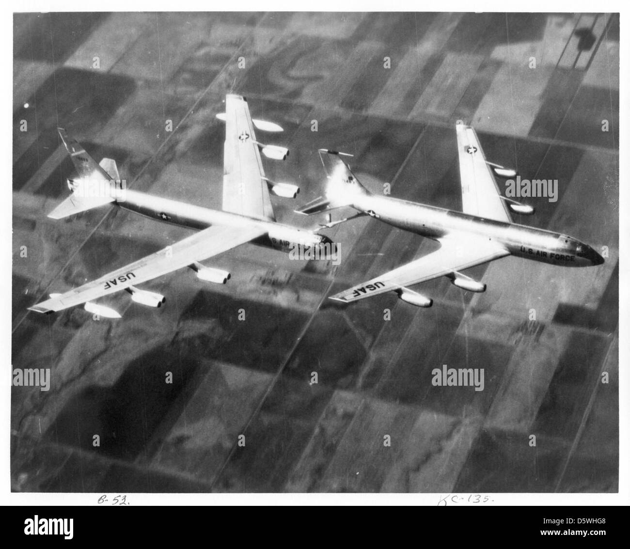 A Boeing B-52 Stratofortress receives aerial refueling from a Boeing KC ...