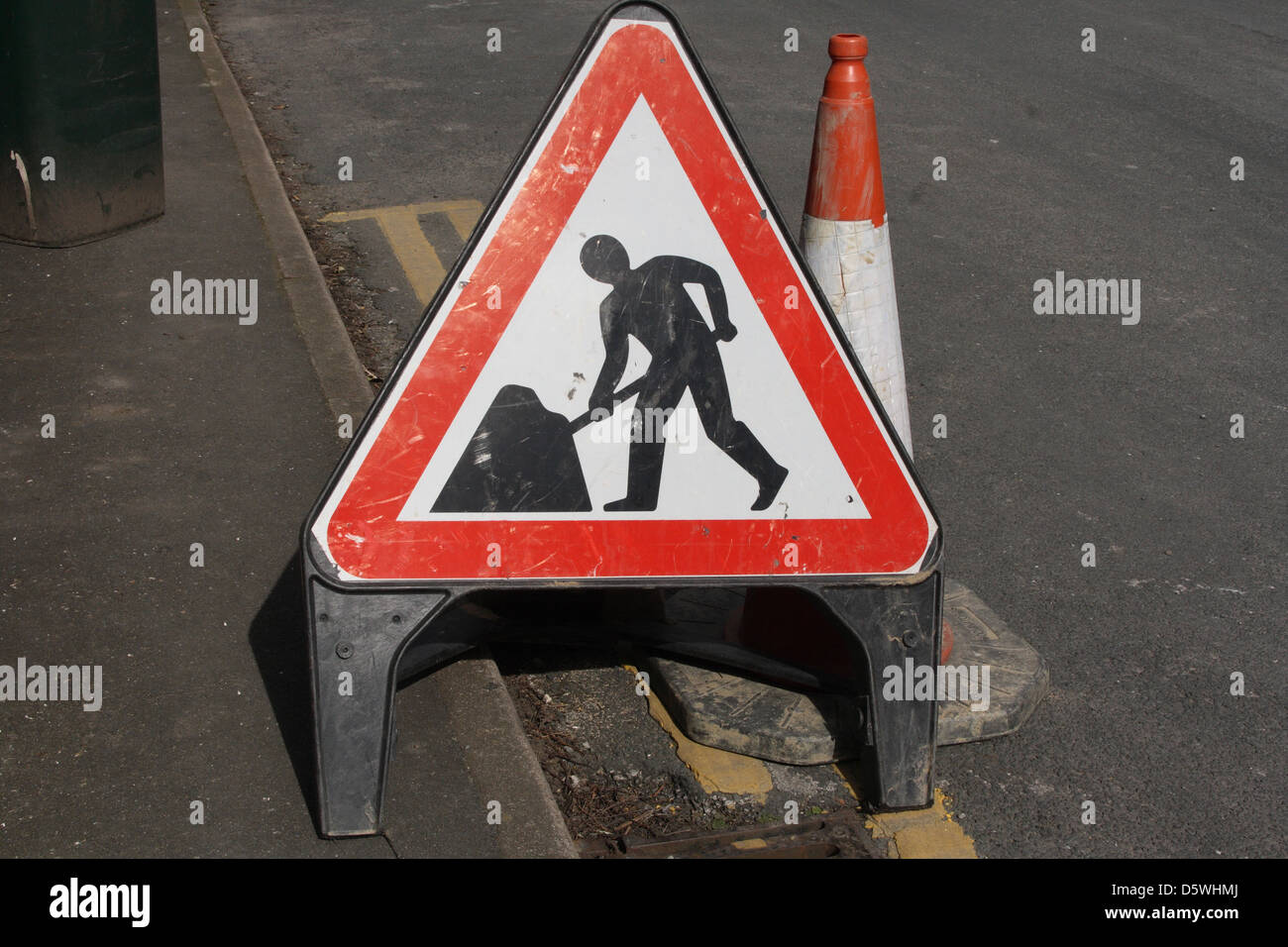 Men work road sign roadworks hi-res stock photography and images - Alamy