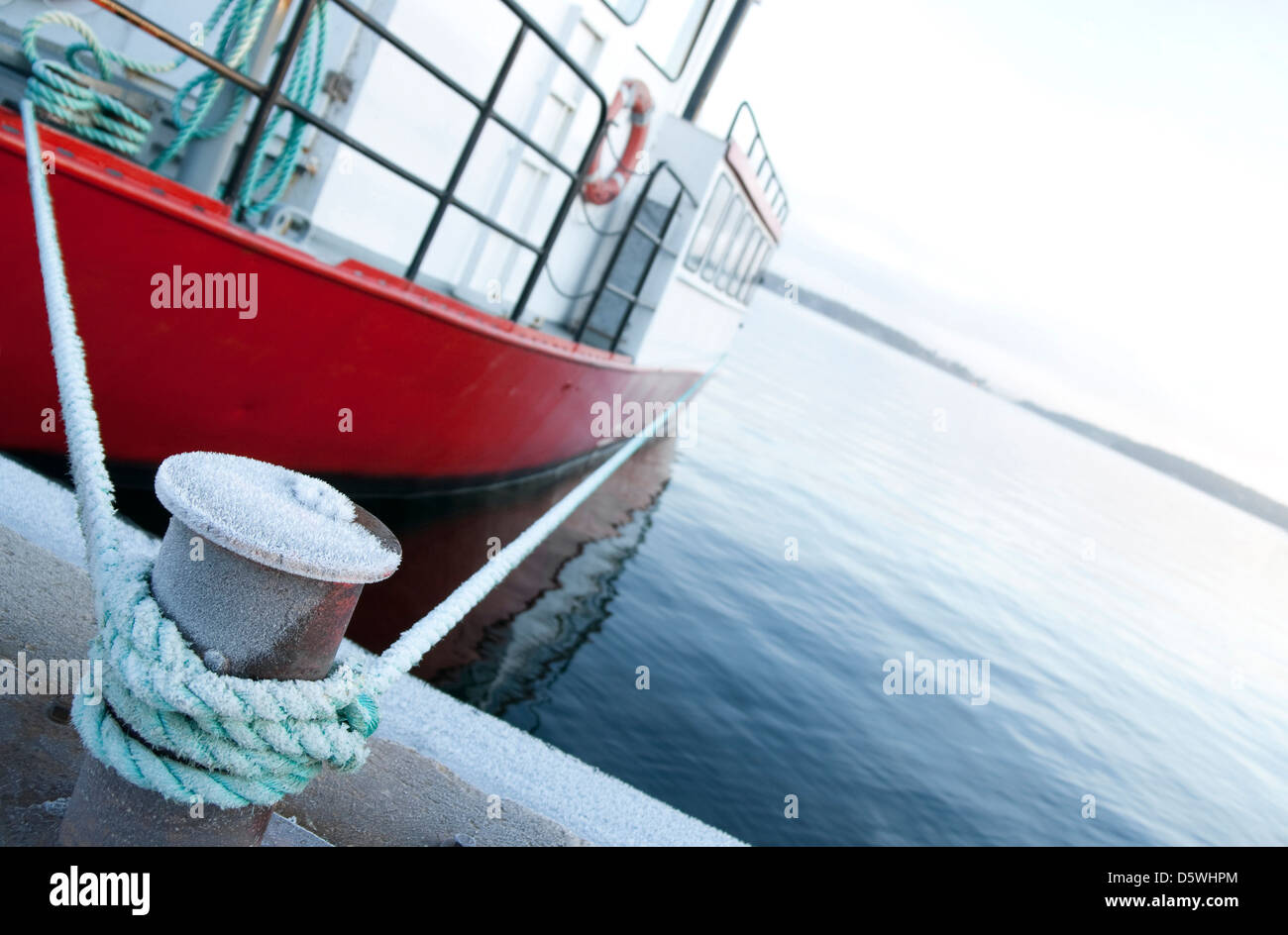 Mooring lines quay hi-res stock photography and images - Alamy