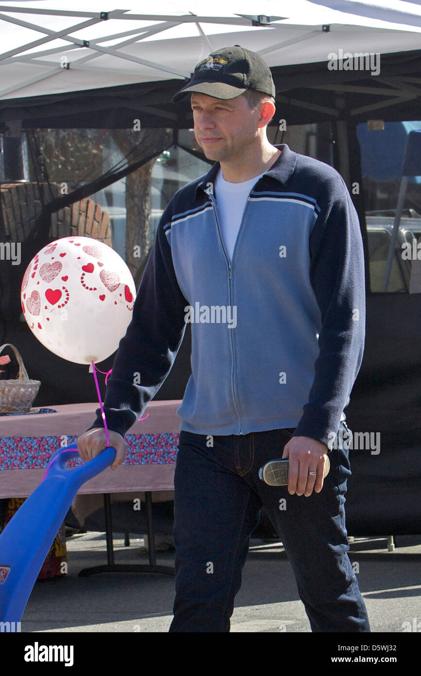 Jon cryer and family hi-res stock photography and images - Alamy