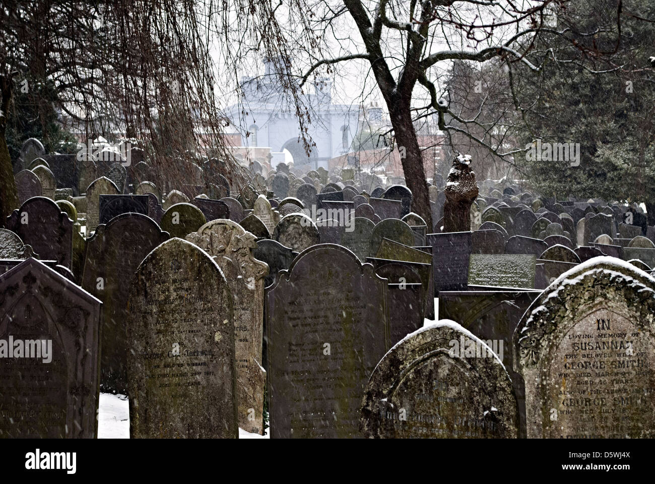 Graveyard snow graves hi-res stock photography and images - Alamy