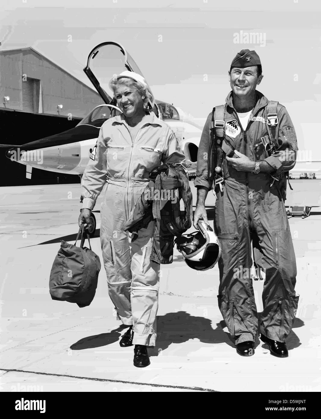 Jackie Cochran and Col. Chuck Yeager, Edwards AFB, 1962 Stock Photo - Alamy Jackie Cochran and Col. Chuck Yeager, Edwards AFB, 1962 Stock Photo - Alamy