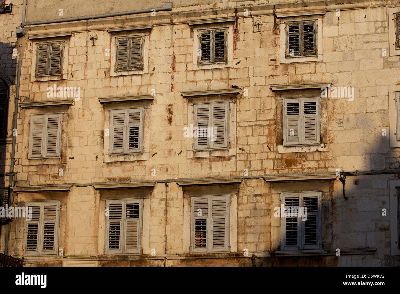 Split building hi-res stock photography and images - Alamy