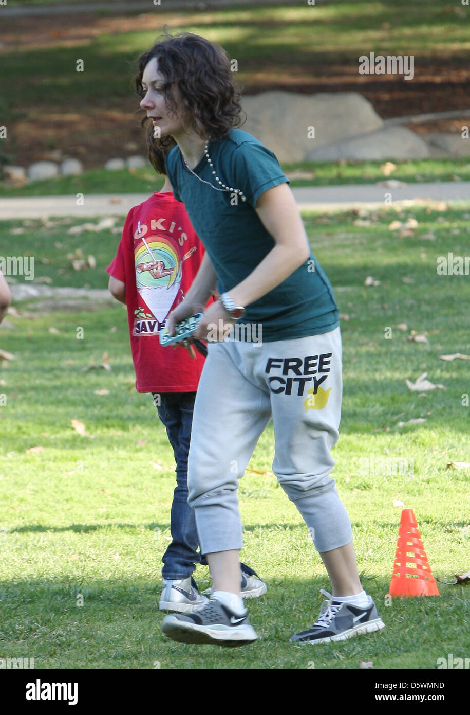 Sara gilbert and daughter sawyer hi-res stock photography and images ...