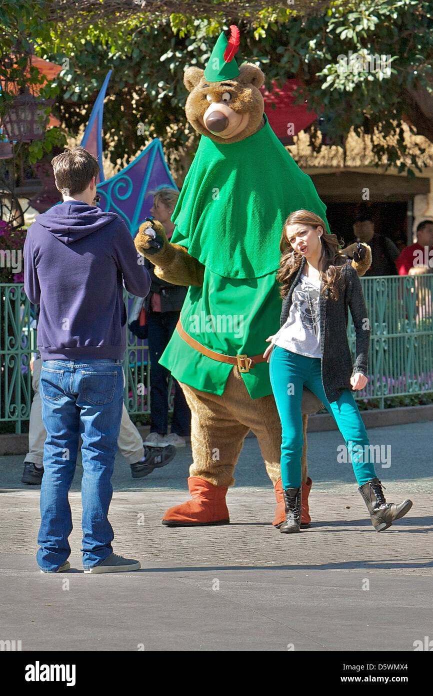 Sarah hyland modern family hi-res stock photography and images - Alamy