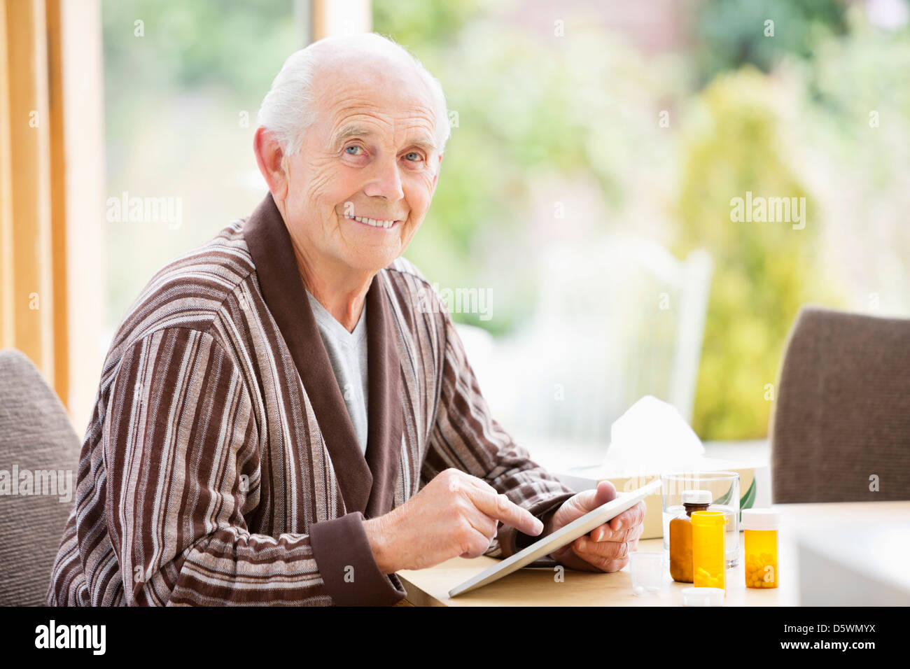 Senior computer pill hi-res stock photography and images - Alamy