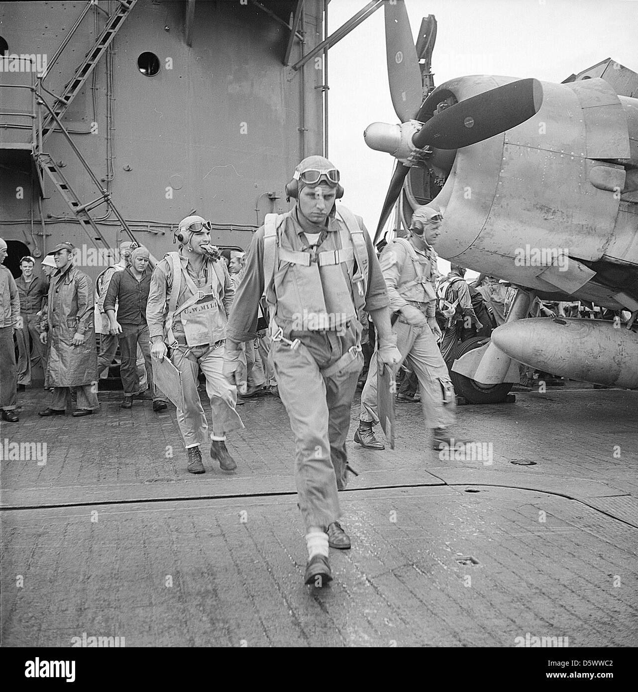 Navy personnel from uss Black and White Stock Photos & Images - Alamy