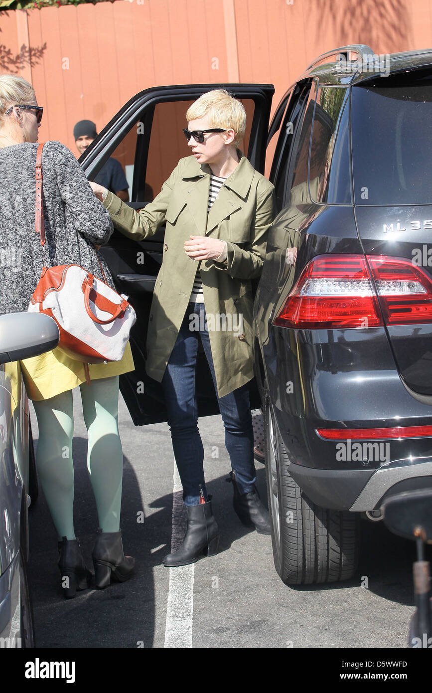 Michelle Williams, her daughter Matilda Ledger, and Busy Philipps ...