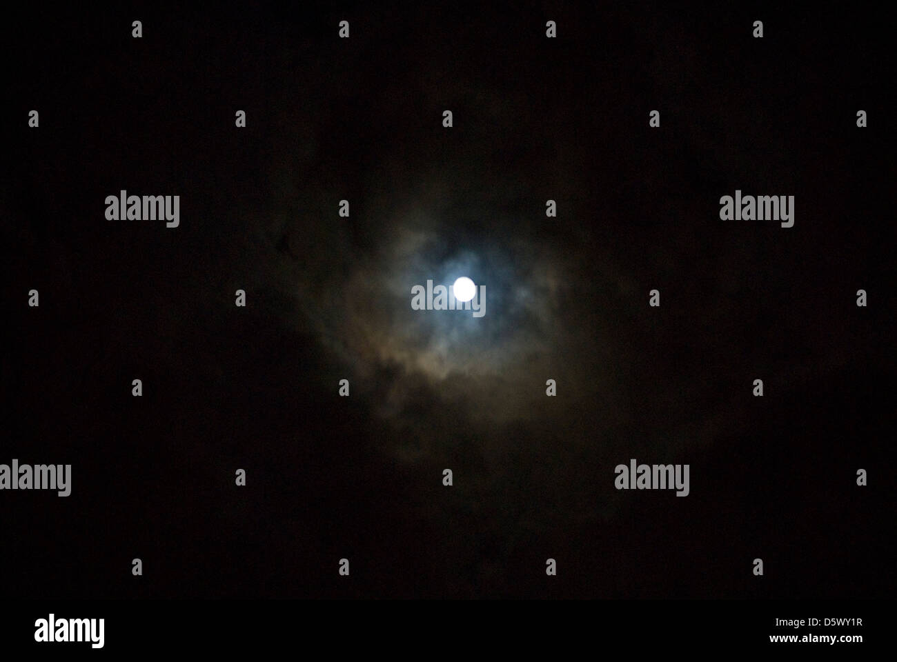 Full moon on the horizon hi-res stock photography and images - Alamy