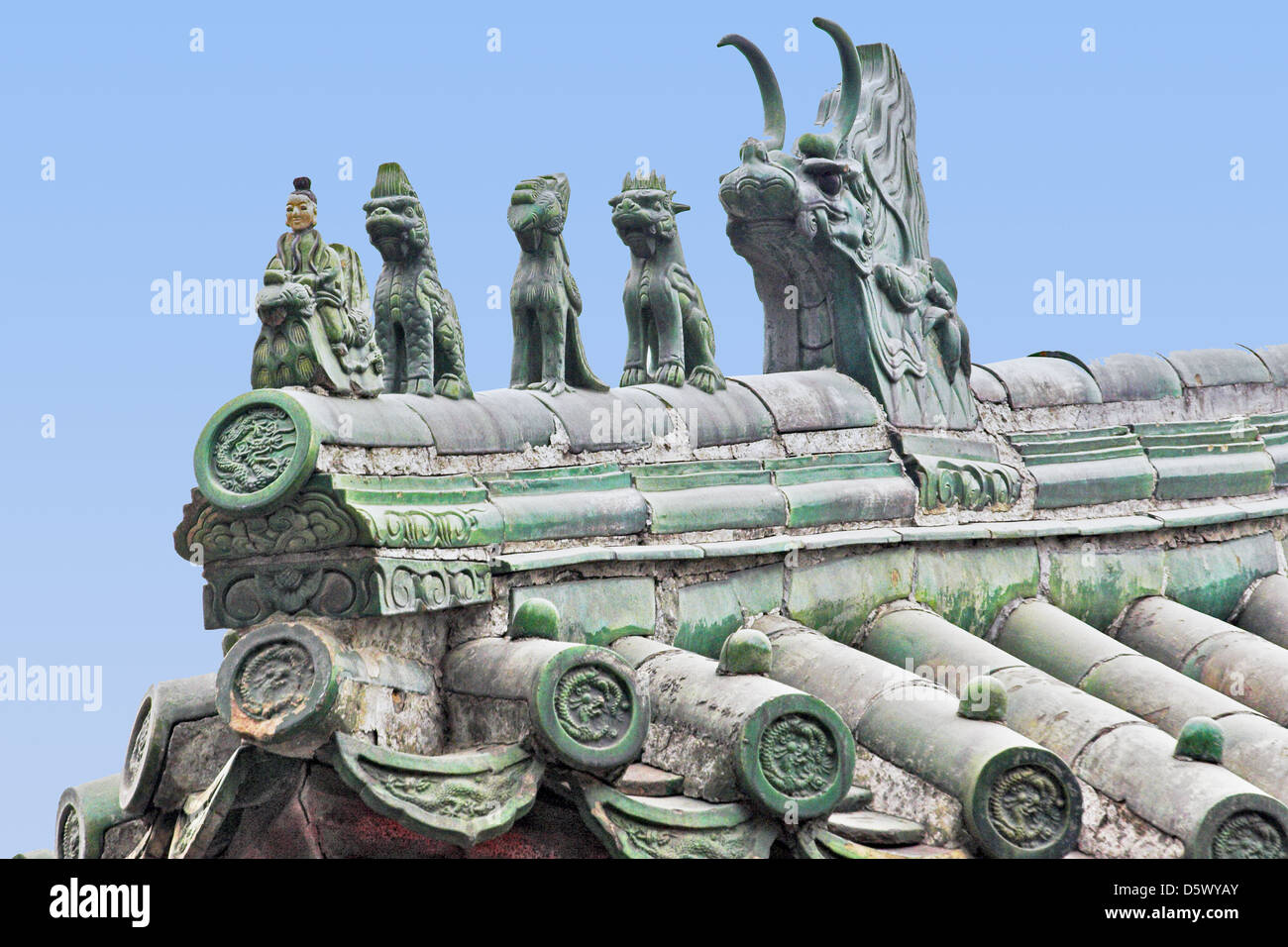 Roof figures hi-res stock photography and images - Alamy