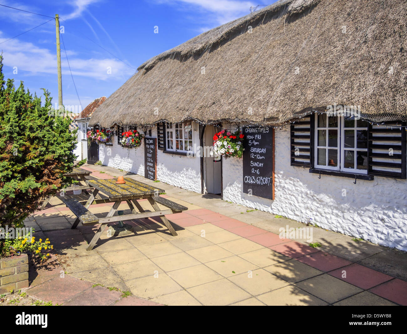 thatched pub in west sussex Stock Photo - Alamy
