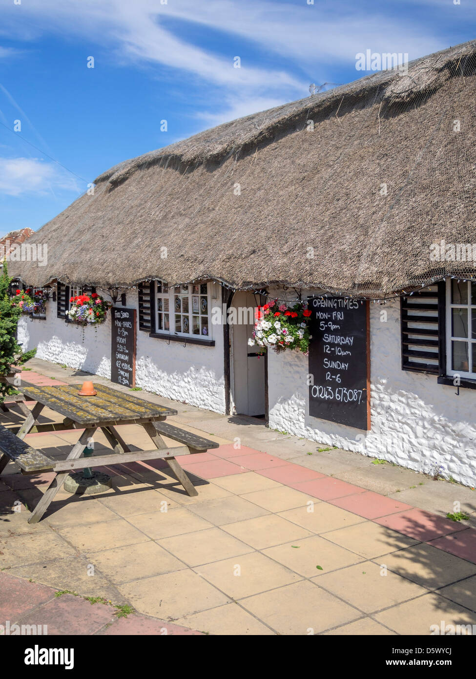 Thatched pub hi-res stock photography and images - Alamy