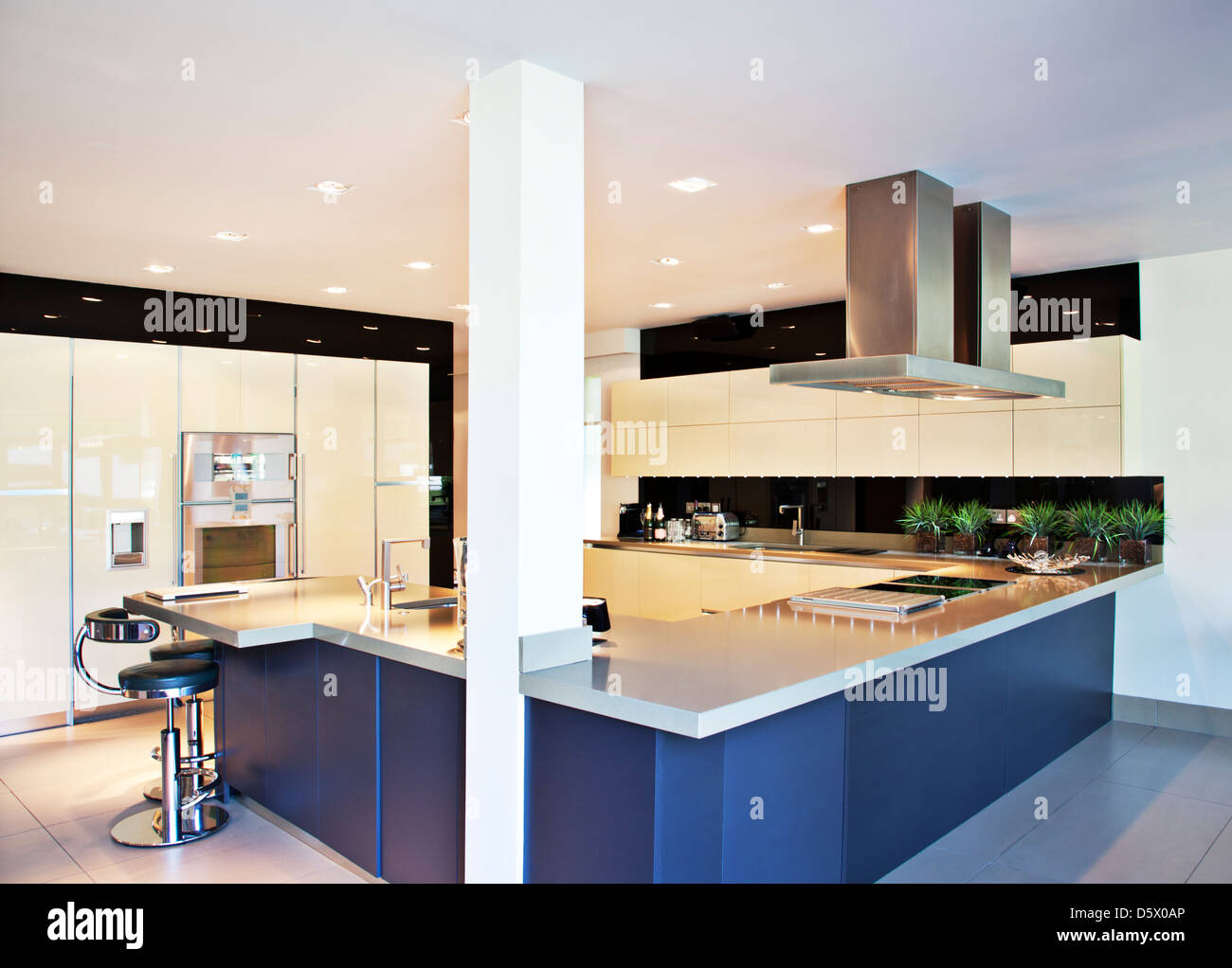 Modern kitchen hi-res stock photography and images - Alamy
