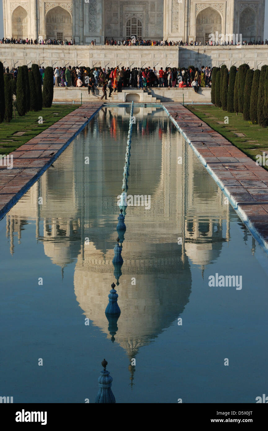 Taj mahal pool detail hi-res stock photography and images - Alamy