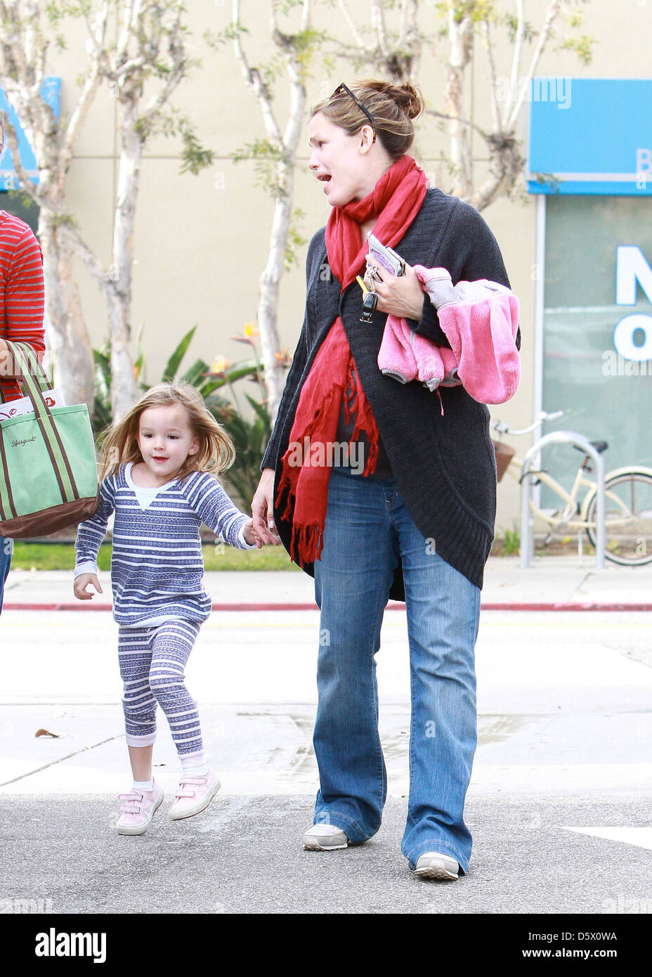 Jennifer Garner and her daughter Seraphina Affleck walking outside of ...