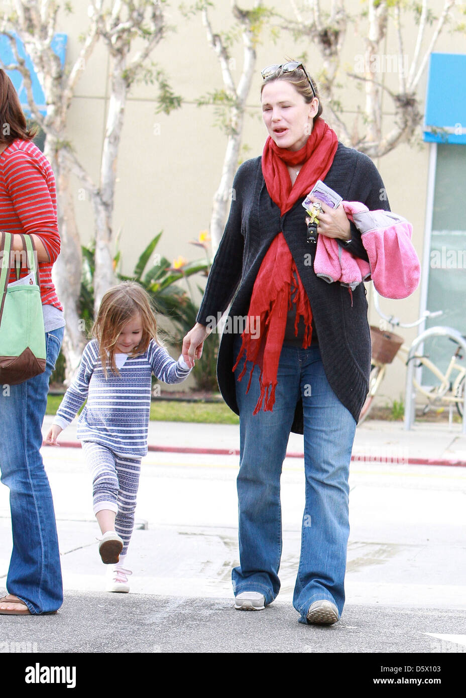 Jennifer Garner and her daughter Seraphina Affleck walking outside of ...