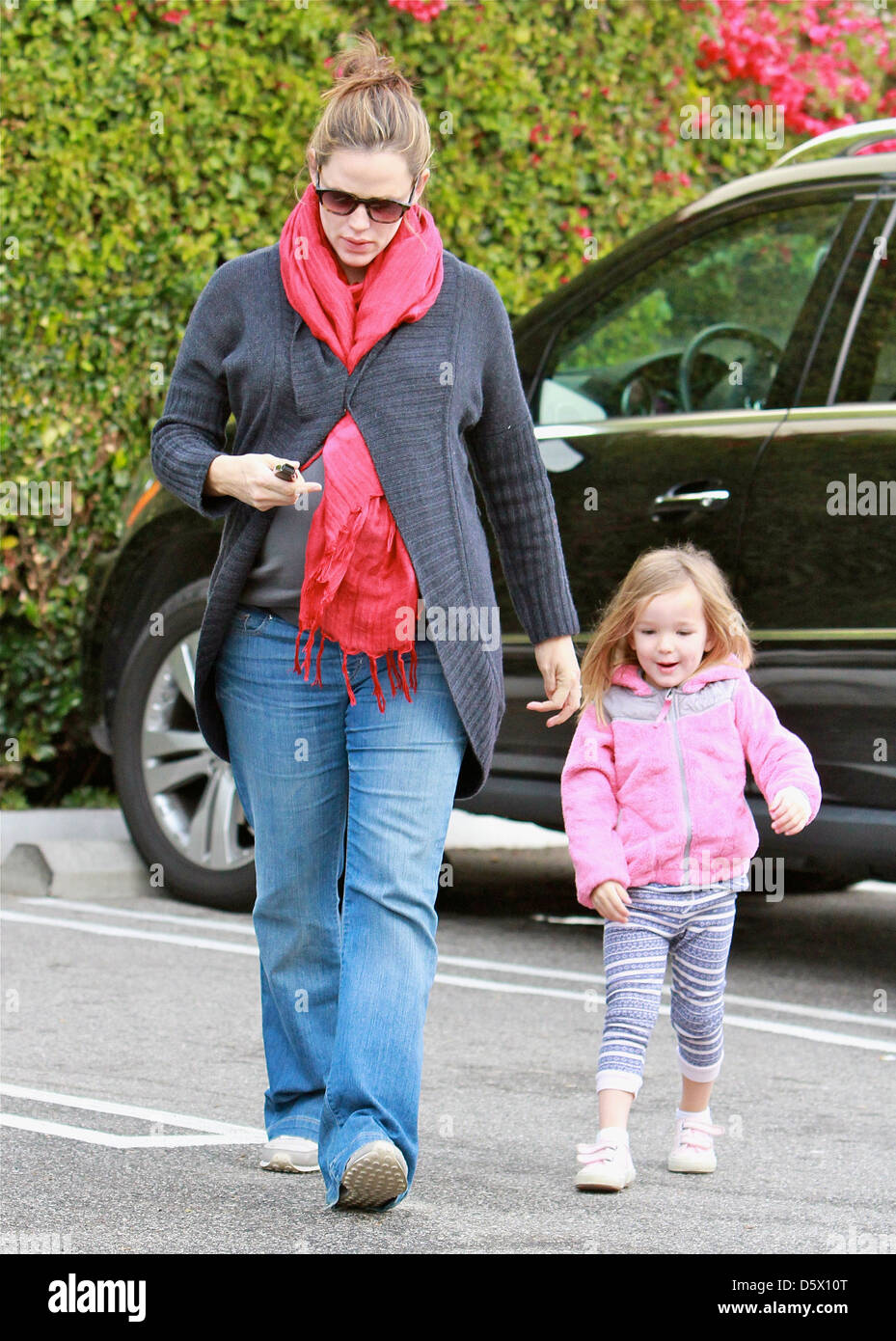 Jennifer Garner and her daughter Seraphina Affleck walking outside of ...