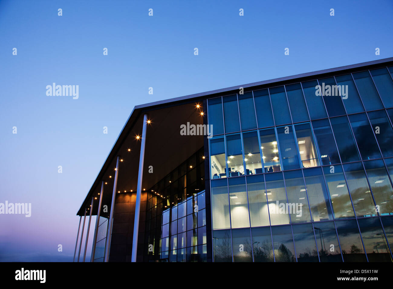 Glass building hi-res stock photography and images - Alamy