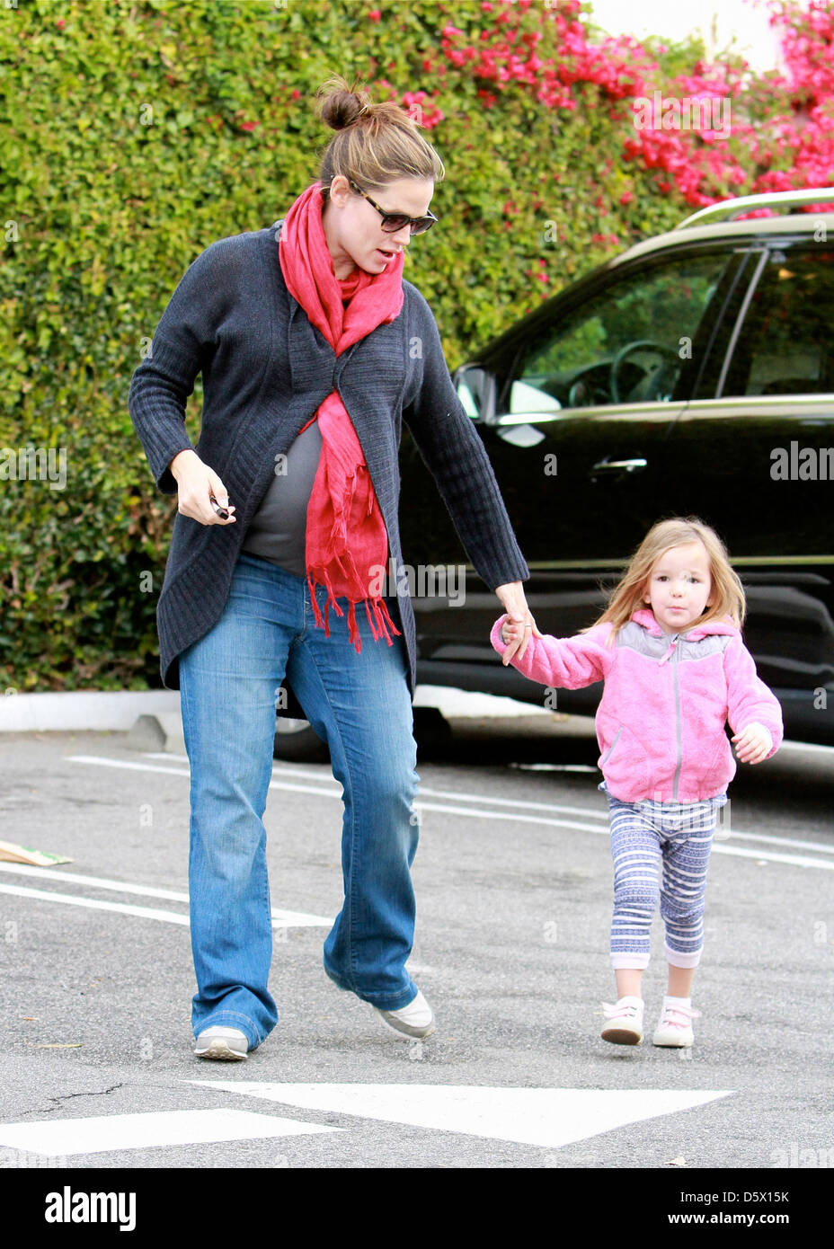 Jennifer Garner and her daughter Seraphina Affleck walking outside of ...