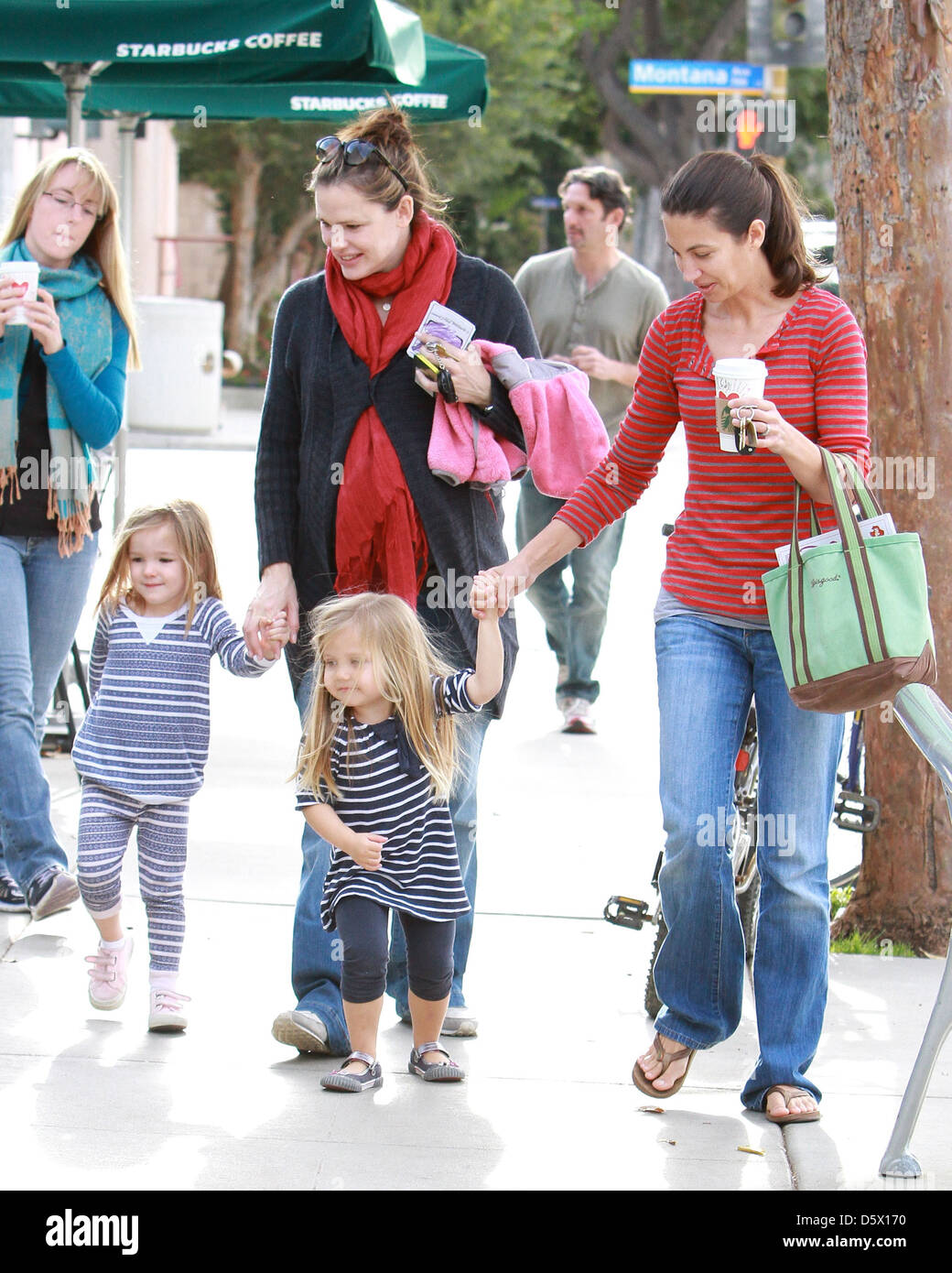 Jennifer Garner and her daughter Seraphina Affleck walking outside of ...