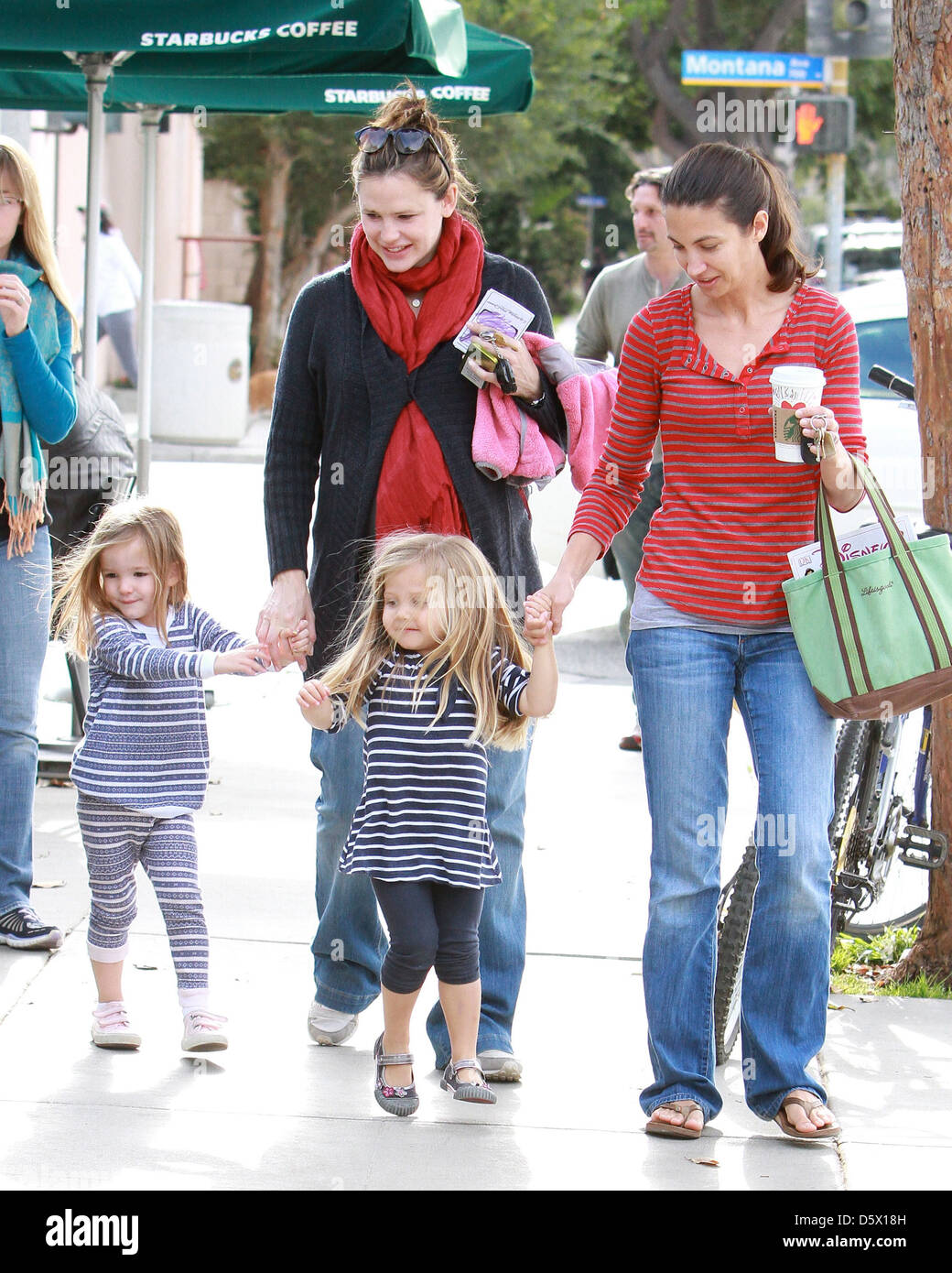 Jennifer Garner and her daughter Seraphina Affleck walking outside of ...