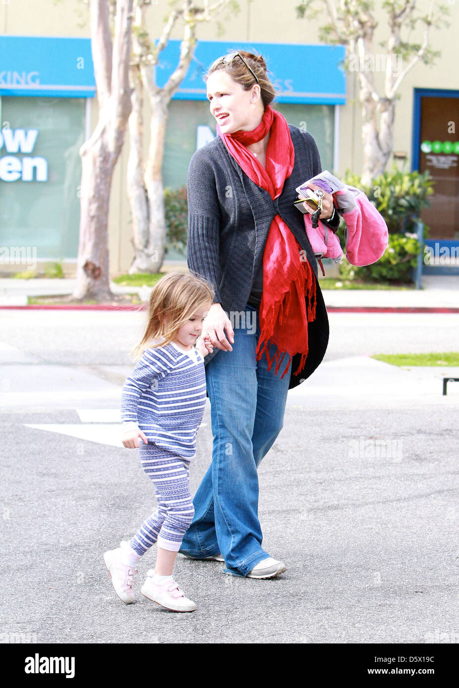 Jennifer Garner and her daughter Seraphina Affleck walking outside of ...