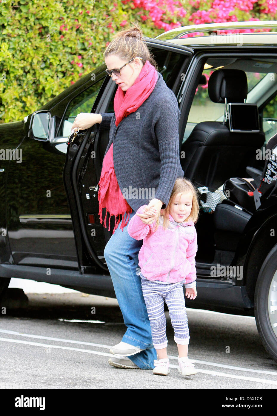 Jennifer Garner and her daughter Seraphina Affleck walking outside of ...