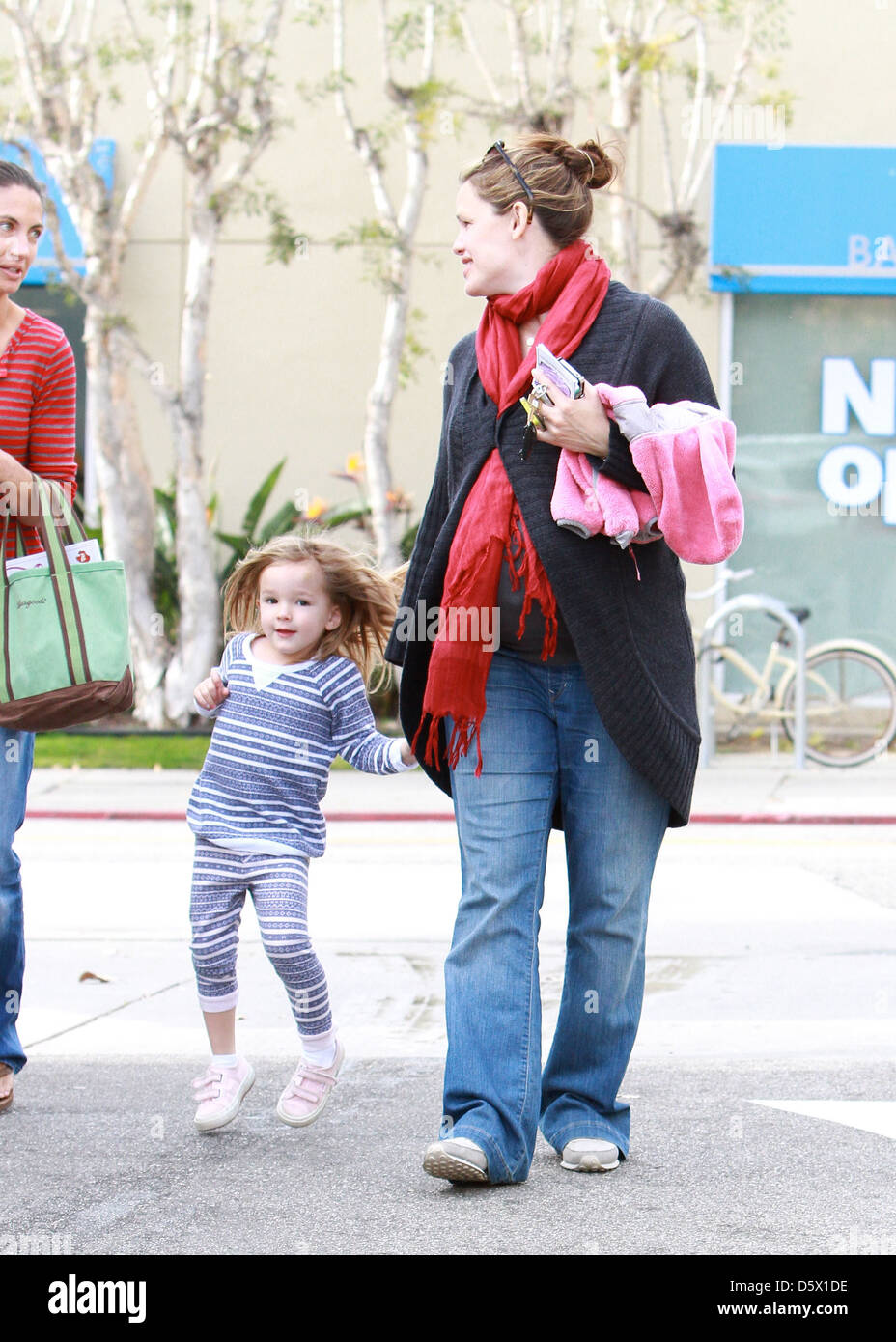 Jennifer Garner and her daughter Seraphina Affleck walking outside of ...