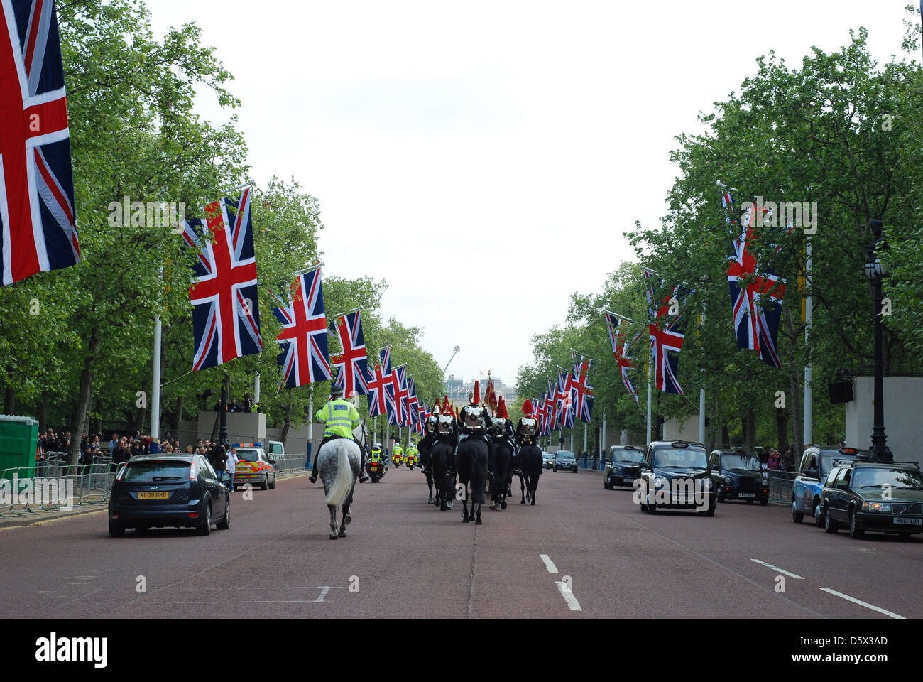 Buckingham palace guards hi-res stock photography and images - Alamy