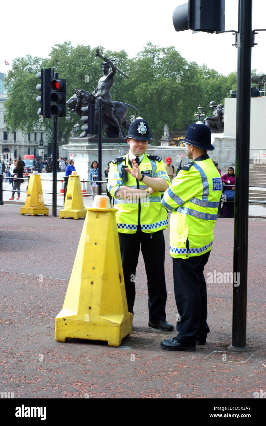 London Police men outside Buckingham Palace Preparations for the Royal ...