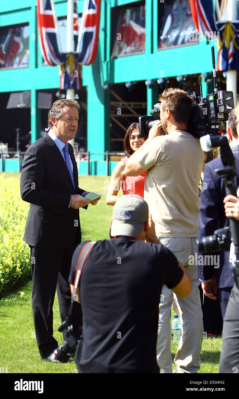 Piers Morgan filming outside Buckingham Palace during preparations for ...