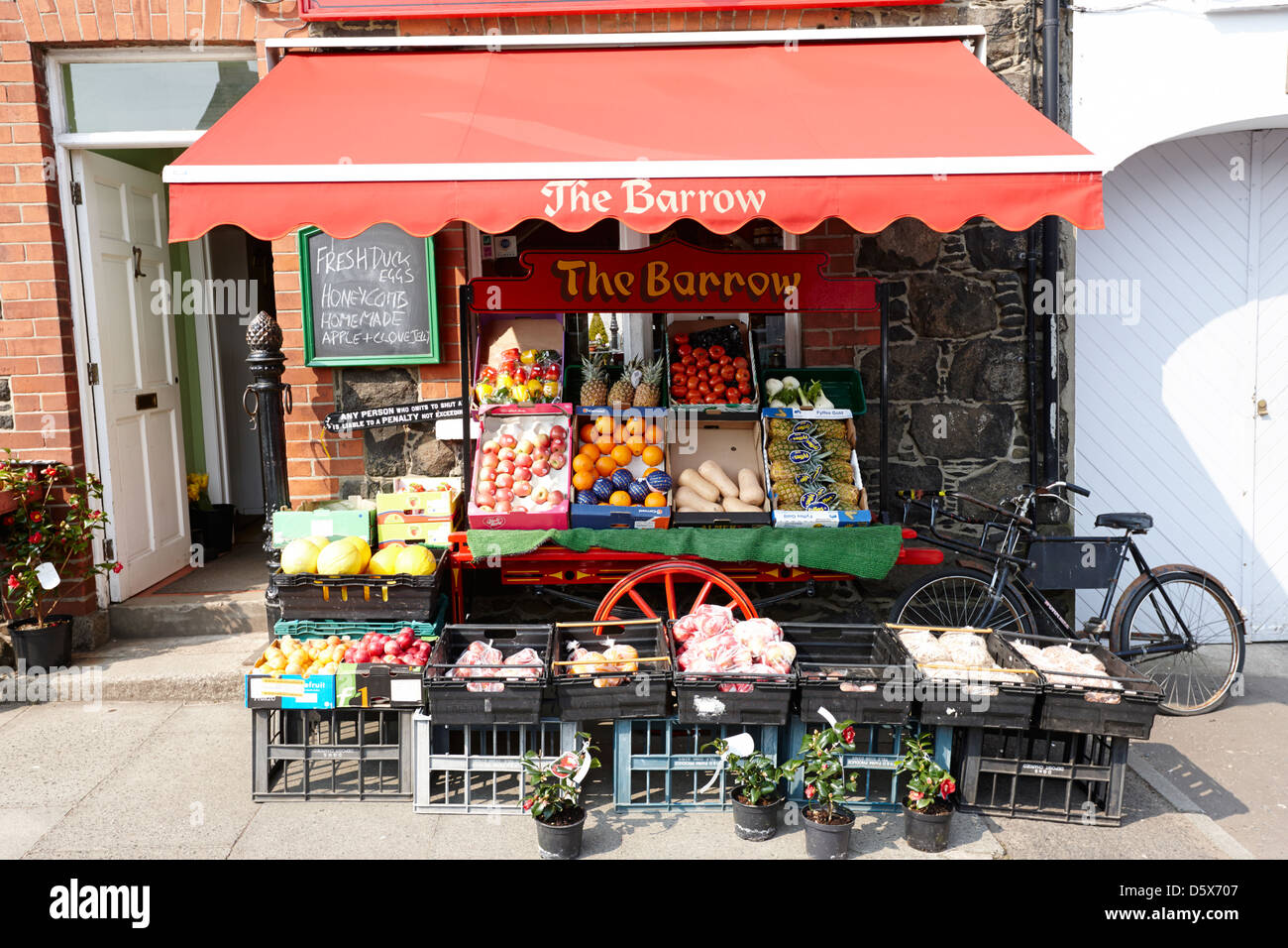 Traditional barrow hi-res stock photography and images - Alamy