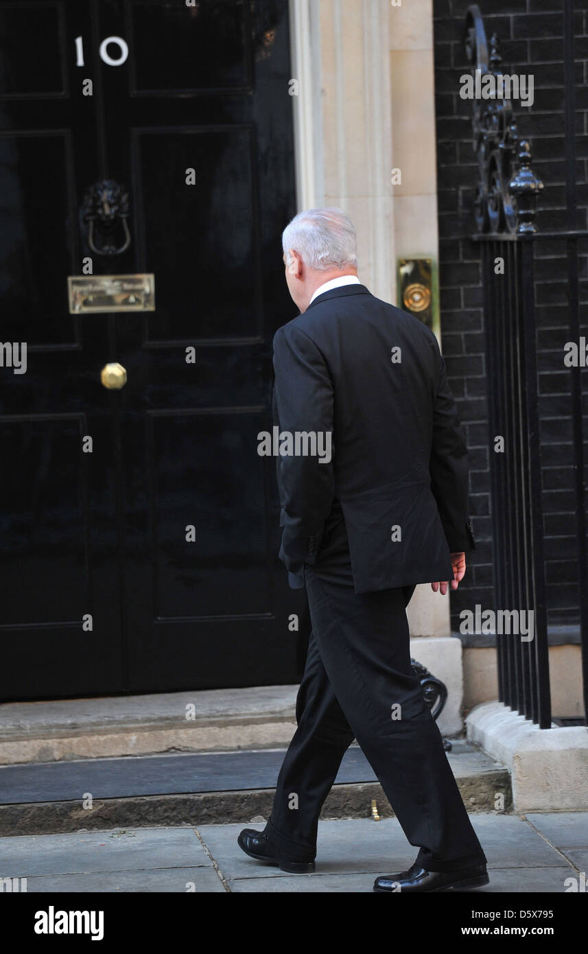 Israeli Prime Minister Benjamin Netanyahu walking to the door at 10 ...
