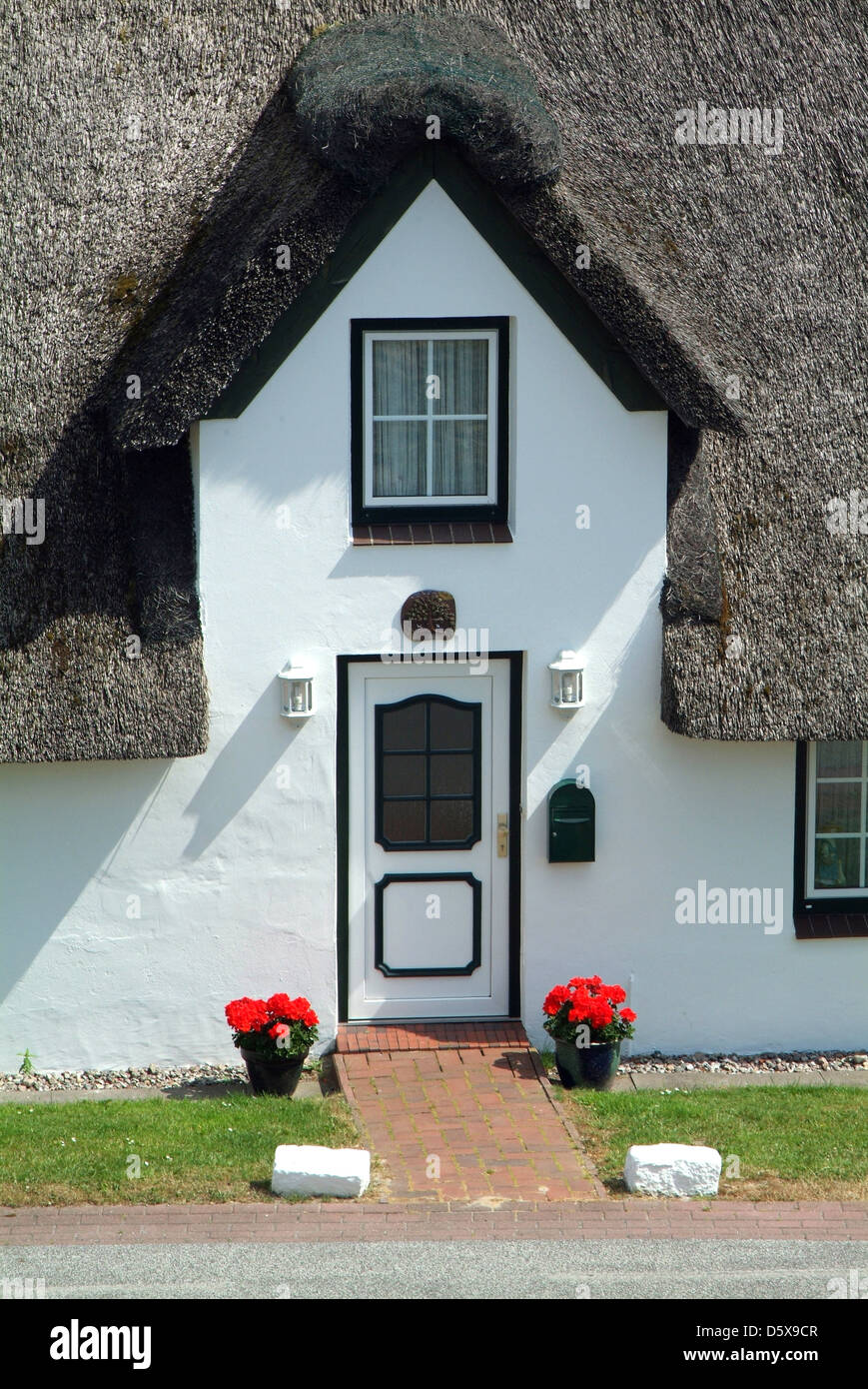 House with thatched roof Stock Photo - Alamy
