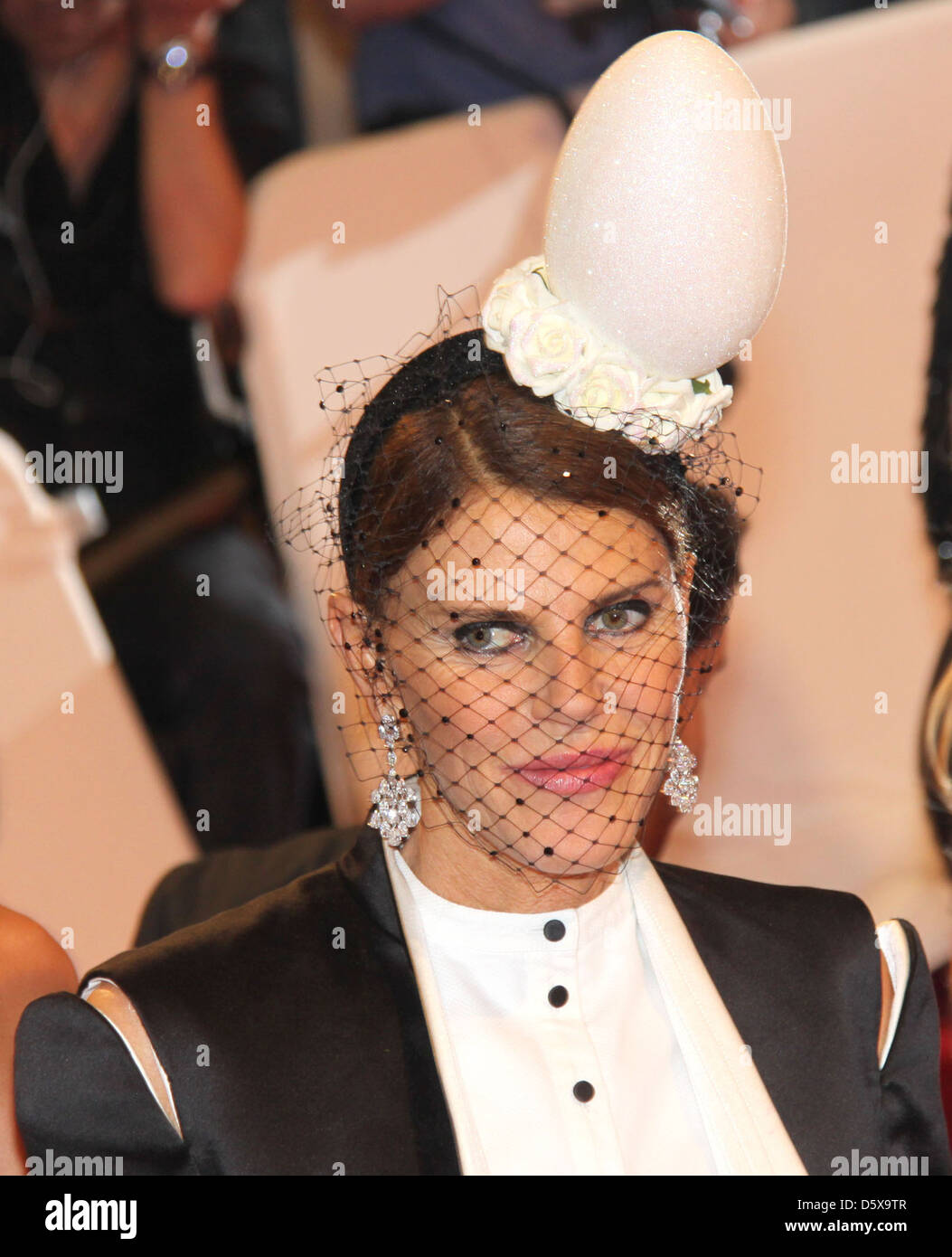 Anna dello russo alexander mcqueen hi-res stock photography and images ...