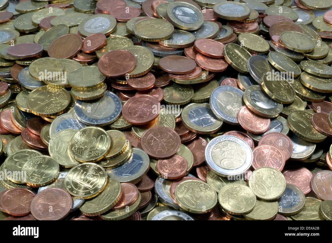Haufen geld hi-res stock photography and images - Alamy