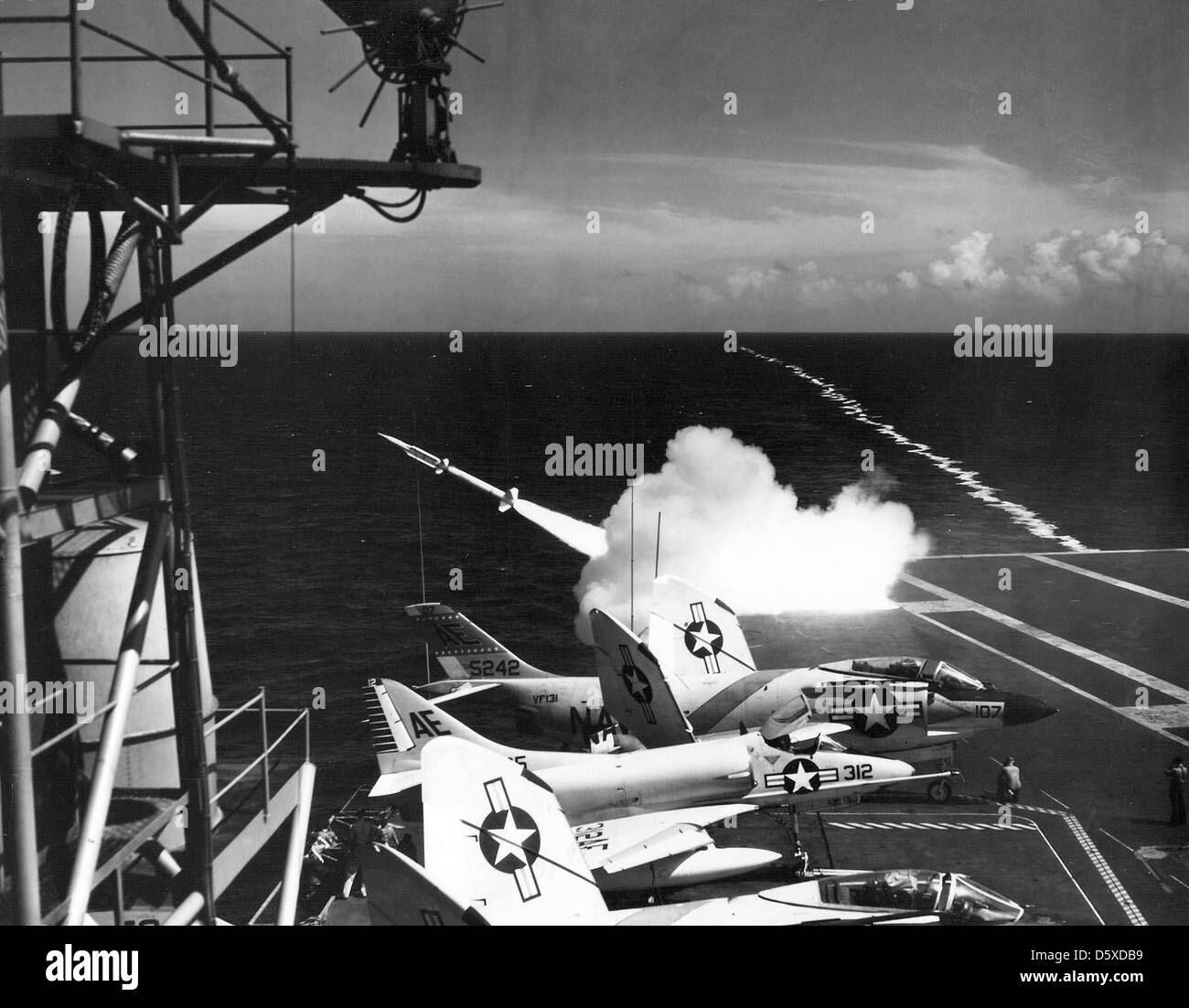 Uss constellation cva 64 hi-res stock photography and images - Alamy