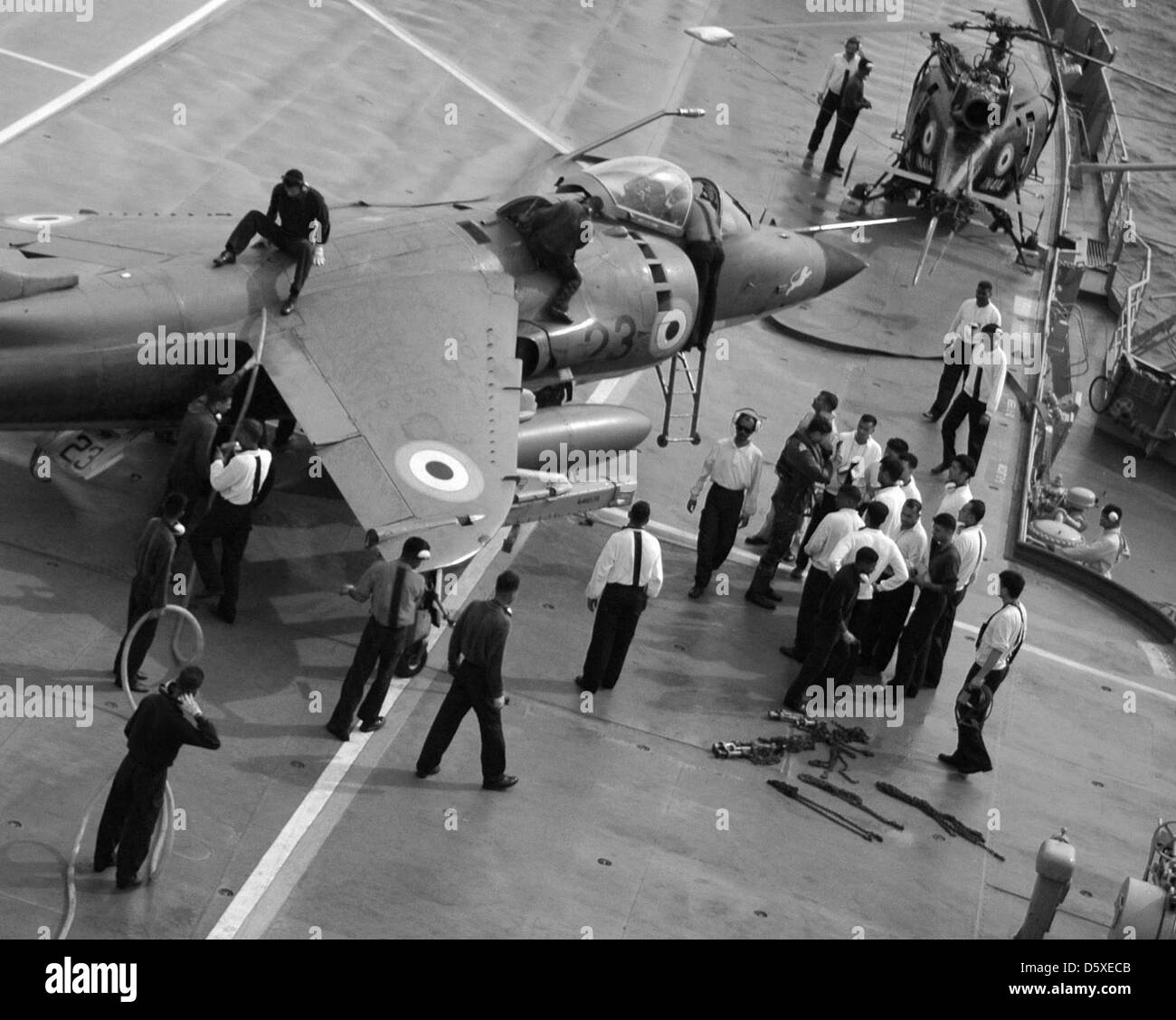 Refueling aircraft after landing hi-res stock photography and images ...