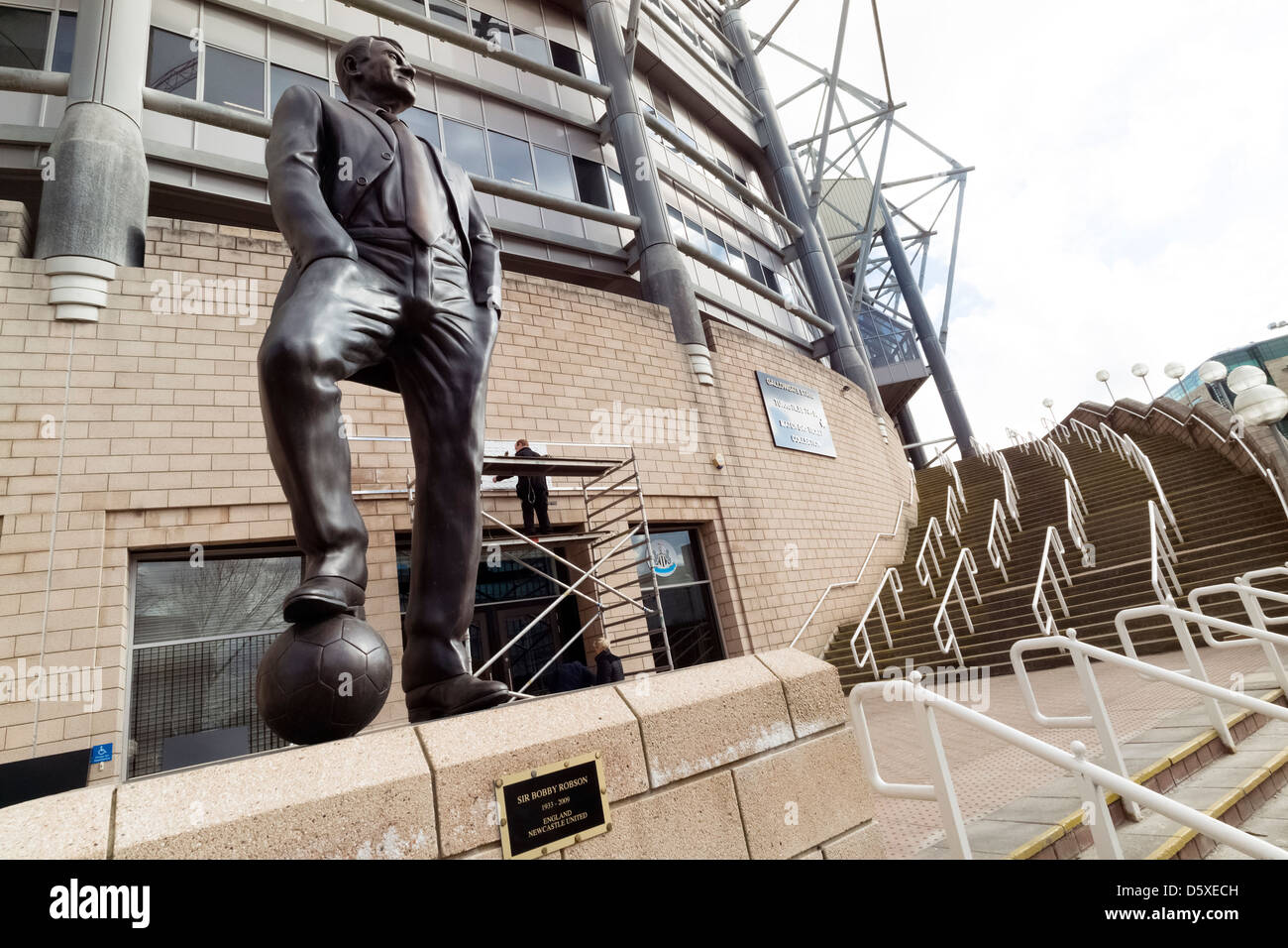 Bobby Robson Statue at St James Park, Newcastle United Football Club ...
