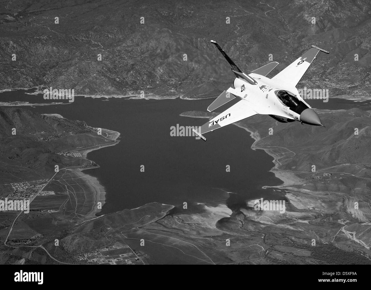 F 16 fighting falcon Black and White Stock Photos & Images - Alamy