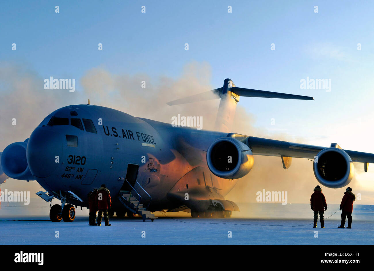A Boeing C-17 Globemaster III, a large military transport aircraft ...