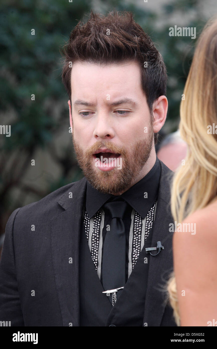 David Cook filming an interview for the entertainment television news ...